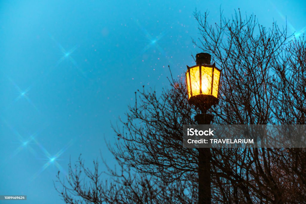 Lampu Jalan Gaya Gothic Vintage Dengan Ruang Fotokopi Cahaya Kuning ... Lampu Jalan Gaya Gothic Vintage Dengan Ruang Fotokopi Cahaya Kuning ...