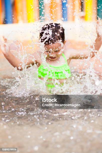 Gadis Kecil Bermain Sendirian Di Kolam Renang Foto Stok - Unduh Gambar ... Gadis Kecil Bermain Sendirian Di Kolam Renang Foto Stok - Unduh Gambar ...