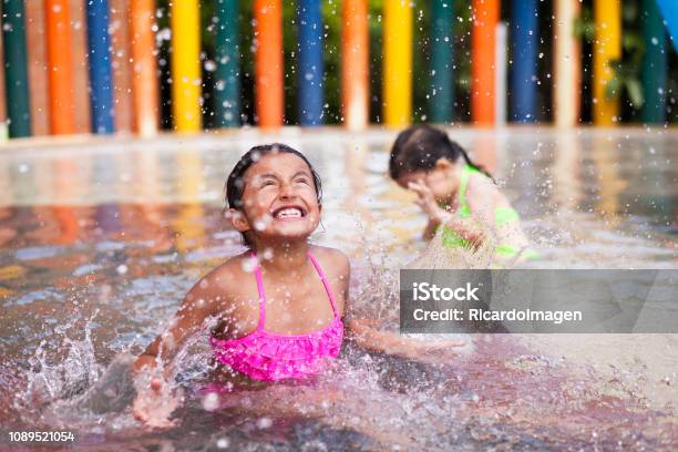 Gadis Kecil Bermain Sendirian Di Kolam Renang Foto Stok - Unduh Gambar ... Gadis Kecil Bermain Sendirian Di Kolam Renang Foto Stok - Unduh Gambar ...