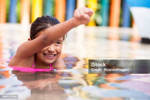 Gadis Kecil Bermain Sendirian Di Kolam Renang Foto Stok - Unduh Gambar ... Gadis Kecil Bermain Sendirian Di Kolam Renang Foto Stok - Unduh Gambar ...