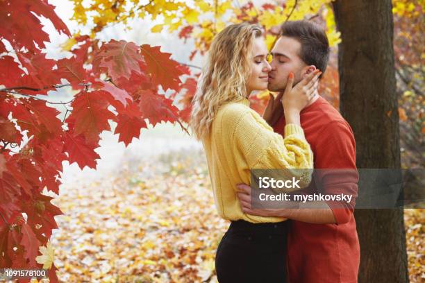 Photo Libre De Droit De Jeune Couple Amoureux Dans La Forêt Dautomne