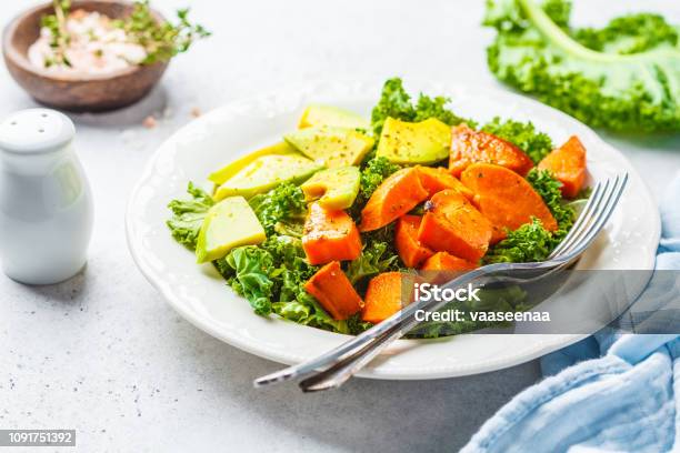 Salad Kangkung Hijau Sehat Dengan Alpukat Dan Ubi Jalar Panggang Konsep