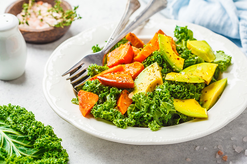 Salad Kangkung Hijau Sehat Dengan Alpukat Dan Ubi Jalar Panggang Konsep