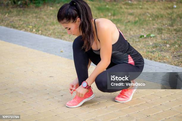 Gadis Kebugaran Muda Mengikat Tali Sepatu Bersiap Untuk Pelatihan Foto ... Gadis Kebugaran Muda Mengikat Tali Sepatu Bersiap Untuk Pelatihan Foto ...