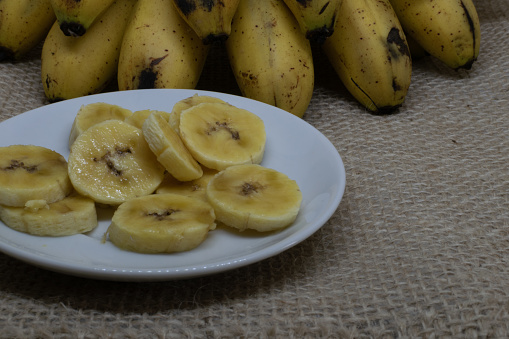 Irisan Pisang Yang Indah Dengan Irisan Pisang Di Piring Diatur Dalam Latar Belakang Pedesaan