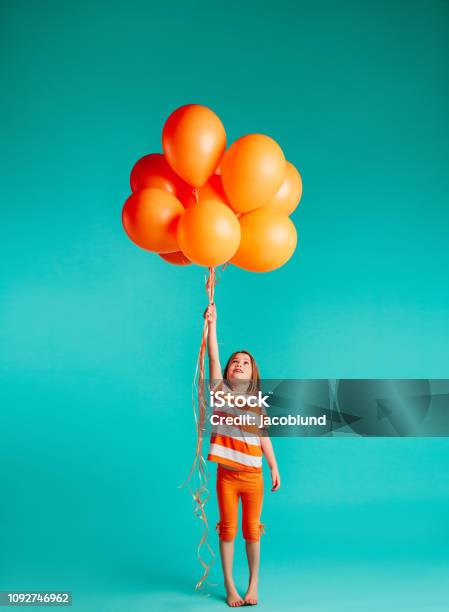 Gadis Imut Memegang Balon Oranye Foto Stok - Unduh Gambar Sekarang ... Gadis Imut Memegang Balon Oranye Foto Stok - Unduh Gambar Sekarang ...