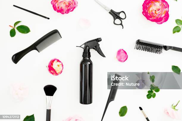 Pola Penataan Rambut Dengan Semprotan Gunting Sisir Dan Bunga Mawar Di