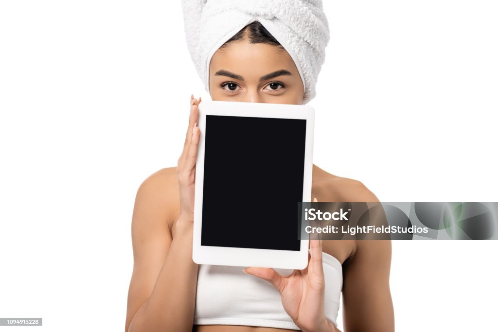 매력적인 아프리카계 미국인 여자에 머리 검은 화면 디지털 태블릿을 들고 흰색 절연 카메라 보고 수건으로 디지털 태블릿 사용하기에