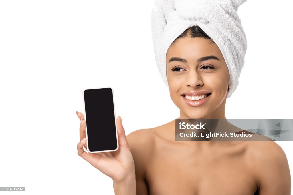 빈 화면 흰색 절연 스마트폰 들고 머리에 수건으로 아름 다운 행복 한 젊은 아프리카계 미국인 여자 머리에 대한 스톡 사진 및
