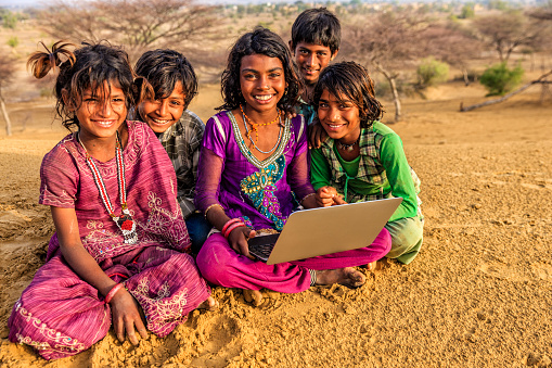 Niños Indios Felices Usando Laptop Aldea Del Desierto India Foto De
