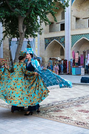 Dua Wanita Uzbek Dengan Pakaian Desain Tradisional Berdiri Clouse