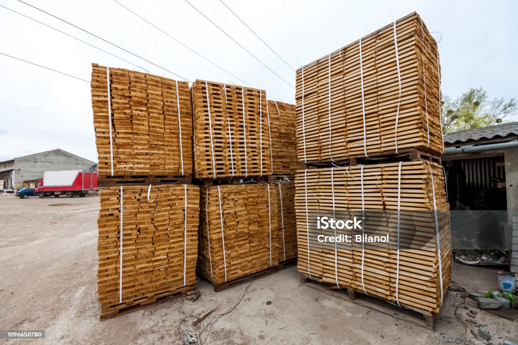 Tumpukan Papan Kayu Dan Kancing Baru Di Halaman Kayu Piring Kayu Di ... Tumpukan Papan Kayu Dan Kancing Baru Di Halaman Kayu Piring Kayu Di ...
