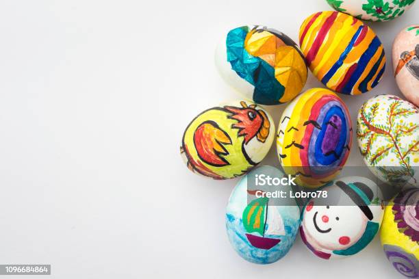 Detail Telur Paskah Yang Dicat Dengan Berbagai Bentuk Kartun Dan ... Detail Telur Paskah Yang Dicat Dengan Berbagai Bentuk Kartun Dan ...