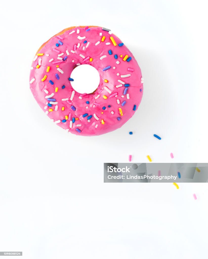 Donat Merah Muda Tunggal Dengan Taburan Foto Stok - Unduh Gambar ... Donat Merah Muda Tunggal Dengan Taburan Foto Stok - Unduh Gambar ...