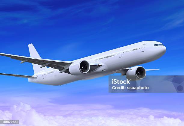 Flying Plane 照片檔及更多 呼吸道 照片 呼吸道 商用客機 天空 Istock