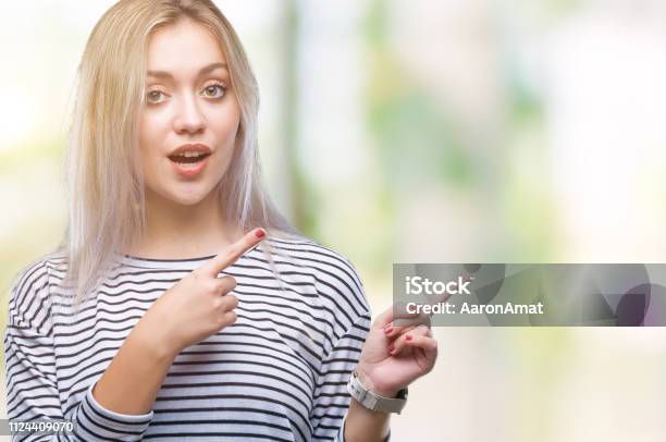 Wanita Pirang Muda Dengan Latar Belakang Terisolasi Tersenyum Dan