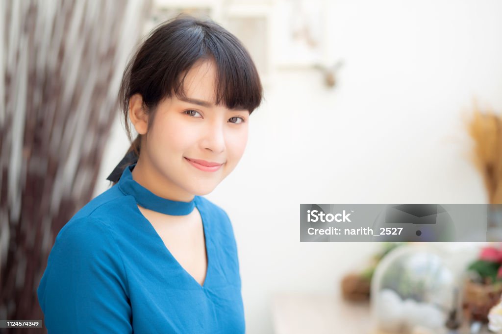 Potret Cantik Wanita Muda Asia Tersenyum Duduk Di Kafe Gadis Model ... Potret Cantik Wanita Muda Asia Tersenyum Duduk Di Kafe Gadis Model ...