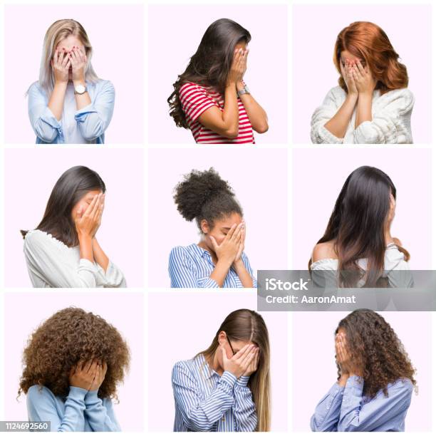 Photo Libre De Droit De Collage Des Jeunes Femmes Sur Le Fond Isolé Rose Avec Lexpression Triste