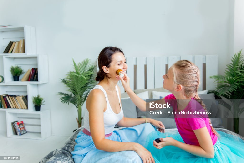 Mor Och Dotter Gör Gör Och Har Roligt Hemma Foton Och Fler Bilder På