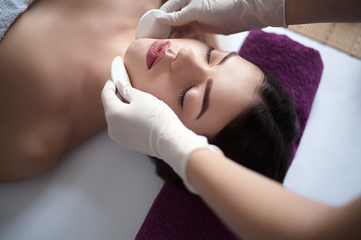 Masör Yapıyor Spa Salonda Yetişkin Bir Kadın Baş Masajı Stok Fotoğraflar And Avrupalı Kökenli‘nin