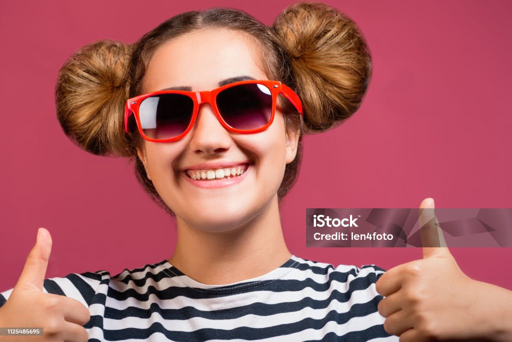 Chica Hipster En Gafas De Sol Con Dos Pulgares Para Arriba Gesto Aislado Sobre Fondo Rosa Foto