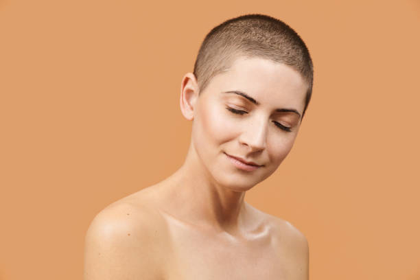 11 900 Buzz Cut Woman Fotografías De Stock Fotos E Imágenes Libres De