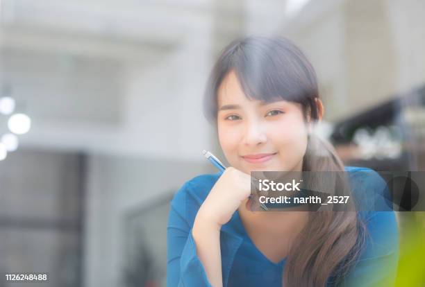 Potret Cantik Penulis Wanita Muda Asia Tersenyum Berpikir Ide Dan ... Potret Cantik Penulis Wanita Muda Asia Tersenyum Berpikir Ide Dan ...