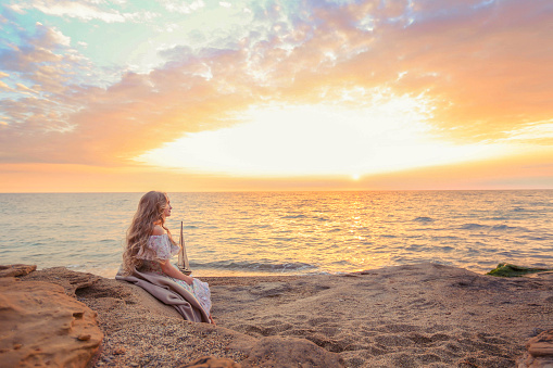 Photo Libre De Droit De Portrait Dune Jeune Fille Près De La Mer Assis