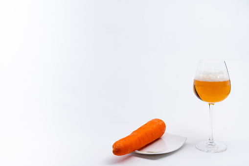 Minuman Beralkohol Seperti Anggur Atau Bir Menggunakan Gelas Anggur ... Minuman Beralkohol Seperti Anggur Atau Bir Menggunakan Gelas Anggur ...
