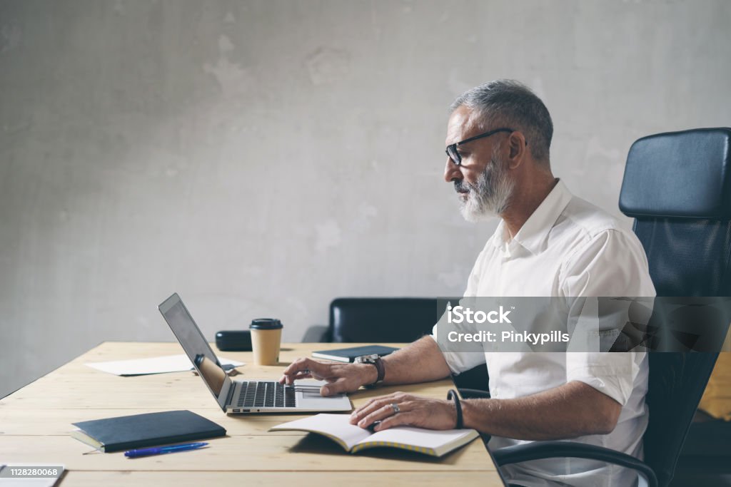 Modern Coworking Evinde Ahşap Masada Otururken Mobil Dizüstü Bilgisayar