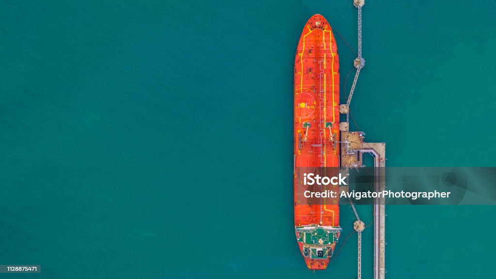 Muatan Kapal Tanker Minyak Kimia Di Pelabuhan Kapal Tanker Di Bawah ... Muatan Kapal Tanker Minyak Kimia Di Pelabuhan Kapal Tanker Di Bawah ...