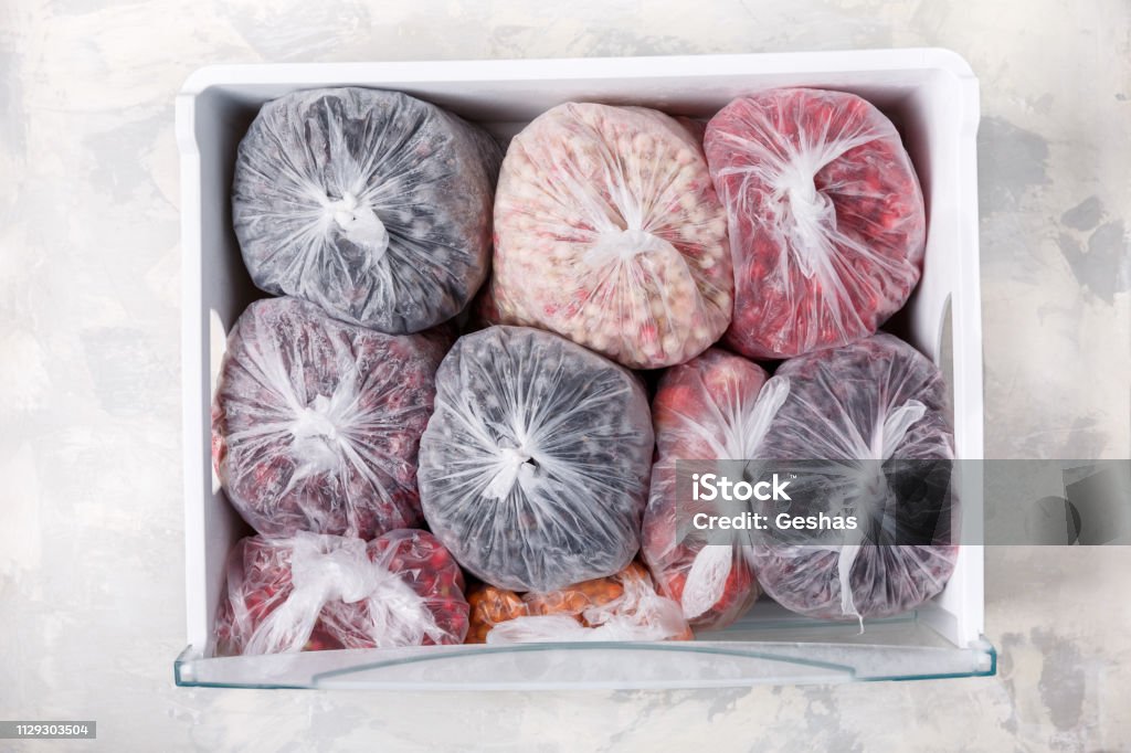 Buah Beri Beku Dalam Kantong Plastik Transparan Dalam Freezer Kulkas