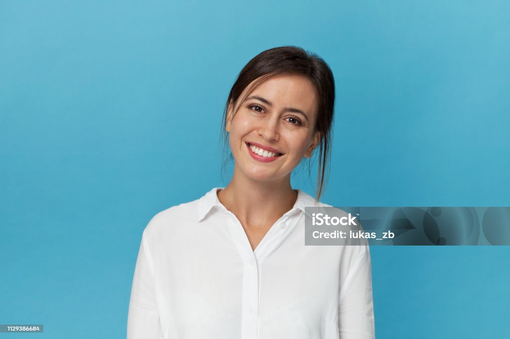 Photo Libre De Droit De Portrait Dune Femme Assez Souriante Avec