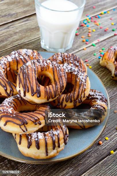Donat Klasik Buatan Sendiri Dengan Serpihan Cokelat Dan Kelapa Di Latar Belakang Kayu Foto Stok