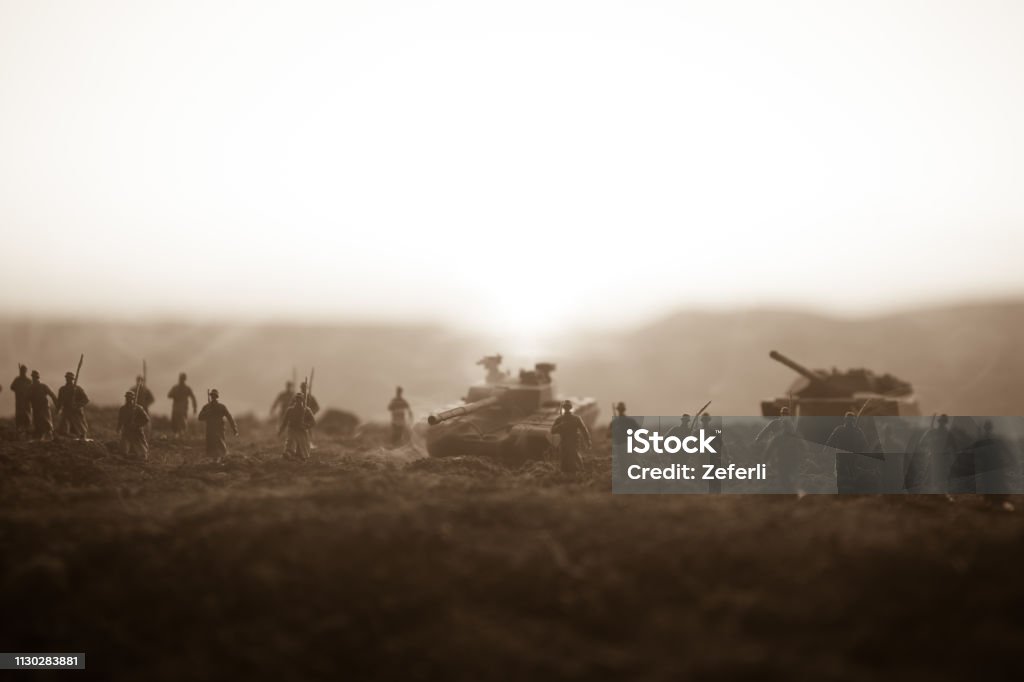 Konsep Perang Siluet Militer Bertempur Di Latar Belakang Langit Kabut