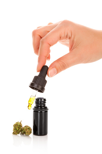 Tangan Memegang Ekstrak Minyak Cannabis Dalam Pipet Foto Stok - Unduh ... Tangan Memegang Ekstrak Minyak Cannabis Dalam Pipet Foto Stok - Unduh ...