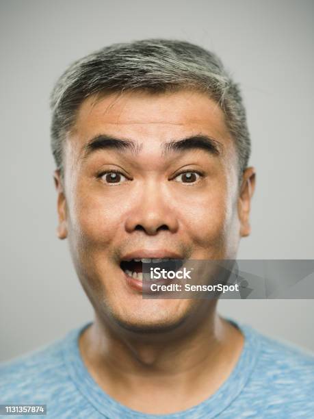 Potret Pria Dewasa Asli Cina Dengan Ekspresi Terkejut Melihat Ke Arah ... Potret Pria Dewasa Asli Cina Dengan Ekspresi Terkejut Melihat Ke Arah ...