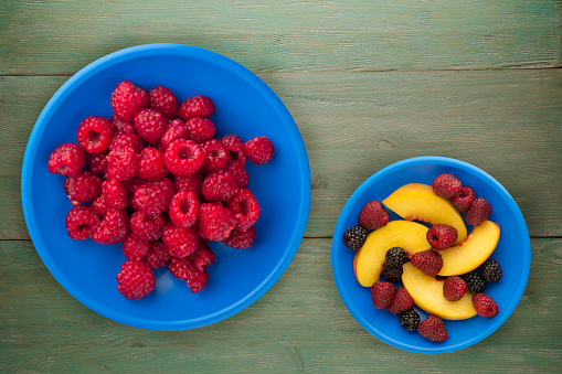 Raspberry Di Piring Raspberry Di Latar Belakang Kayu Tampilan Atas