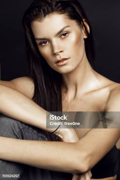 Retrato De Chica Hermosa Con Cabello Largo Y Húmedo Foto De Stock Y Más