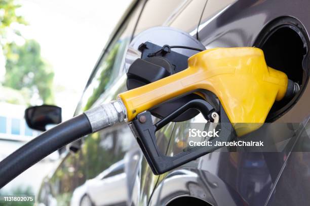 Nozzle Gas Bensin Mengisi Bahan Bakar Tangki Bensin Di Stasiun Minyak