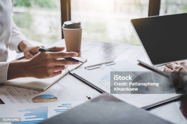Proses Kerja Tim Tim Bisnis Bertemu Dan Mendiskusikan Laporan Strategi