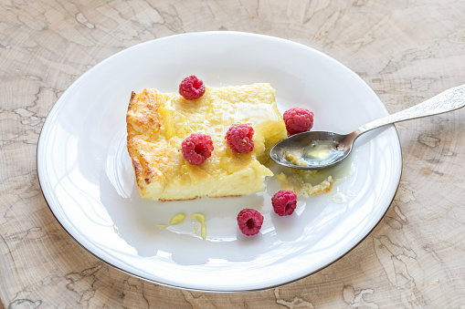 Sepotong Casserole Dadih Dengan Raspberry Dan Madu Di Piring Putih