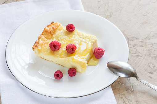 Casserole Keju Dengan Raspberry Dan Madu Di Piring Putih Di Serbet Pada