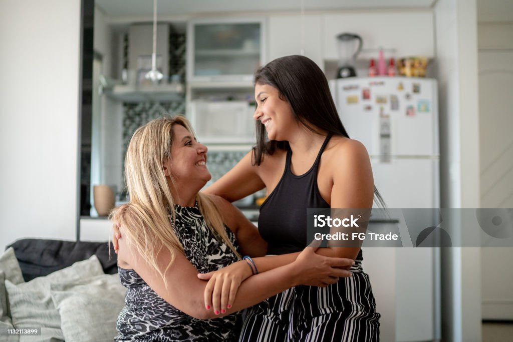 Retrato De Madre E Hija En Casa Foto De Stock Y Más Banco De Imágenes De Brasil Brasil Madre