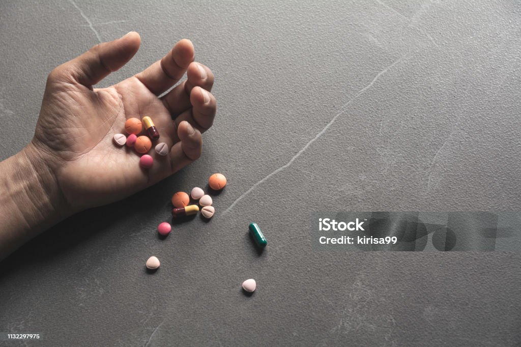 Foto de O Homem Cometendo Suicídio Por Overdose De Medicação Feche ... Foto de O Homem Cometendo Suicídio Por Overdose De Medicação Feche ...