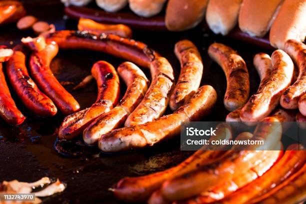Merapatkan Sosis Panggang Api Di Panggangan Barbekyu Di Pasar Foto Stok