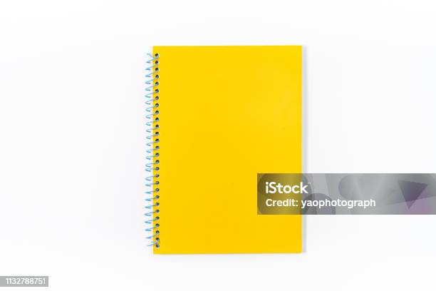 Notebook Kuning Di Latar Belakang Putih Dengan Jalur Kliping Gambar
