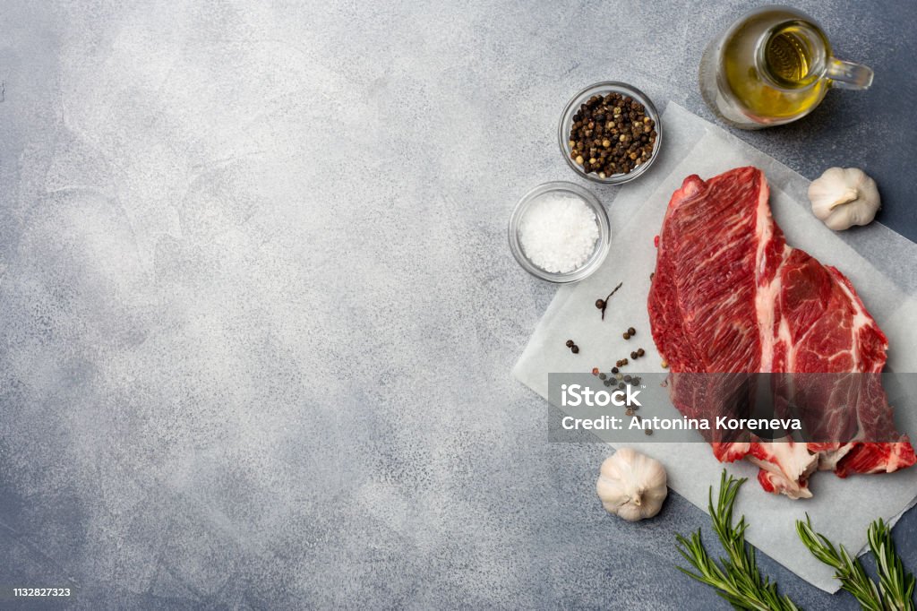 Daging Mentah Steak Daging Sapi Mentah Dengan Rosemary Dan Rempahrempah