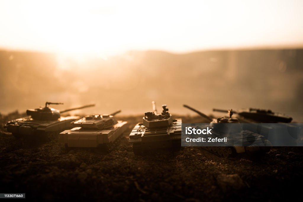 Konsep Perang Siluet Militer Bertempur Di Latar Belakang Langit Kabut