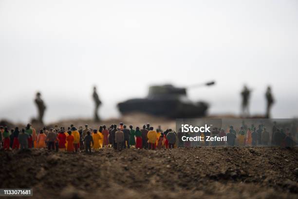 Ditangkap Oleh Konsep Musuh Siluet Militer Dan Kerumunan Di Latar
